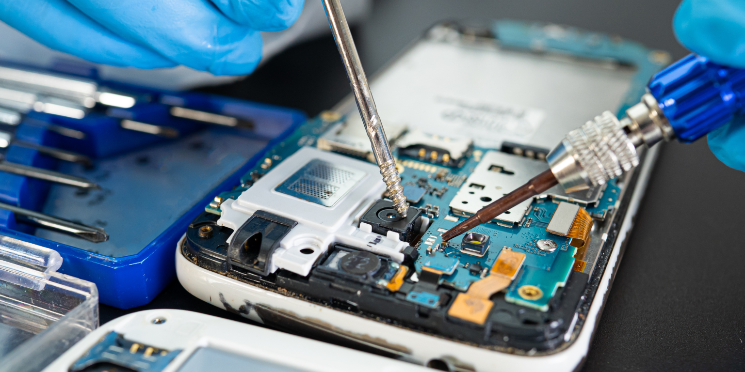 What Happens During a Phone Screen Repair | PhoneZone